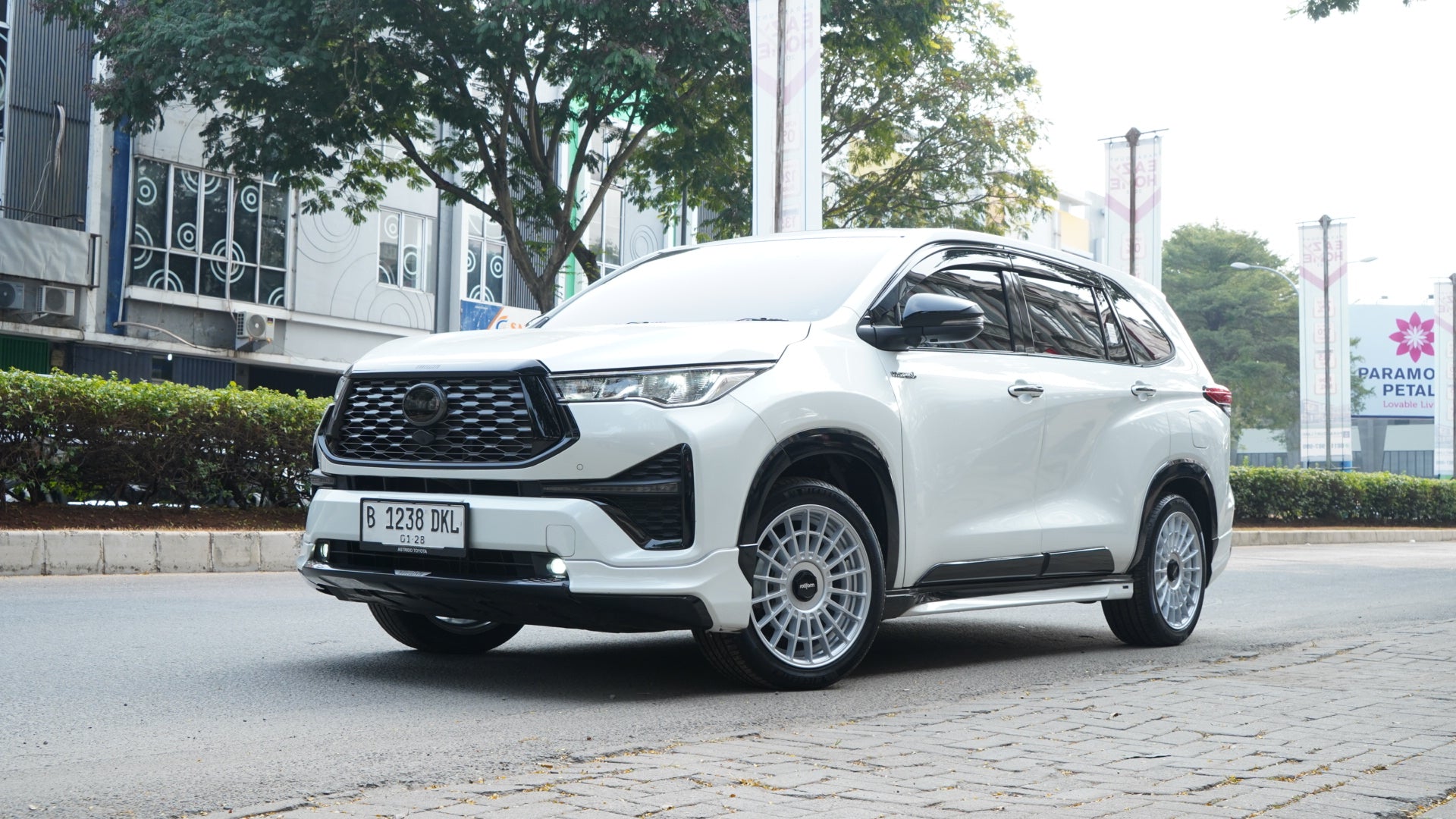 Kesempurnaan Toyota Innova Zenix dan Velg Rotiform LAS-R - Stylish ...
